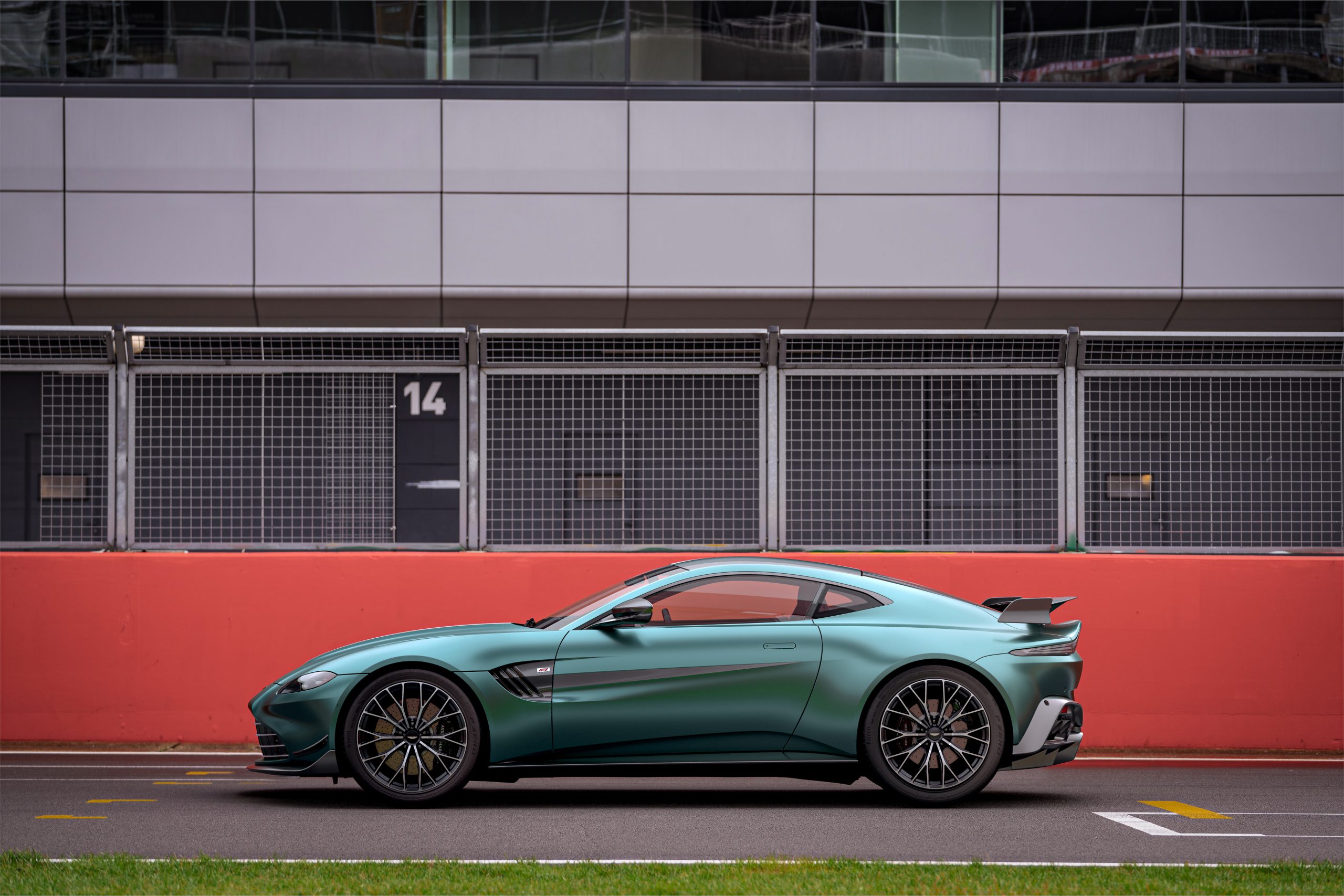 There's a new F1 edition of the AM Vantage! - CarThrust