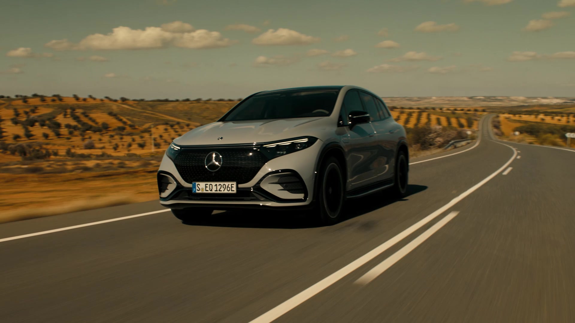 Mercedes launches the luxurious new EQS SUV! Fully electric and tech to ...